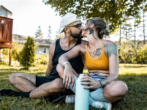 What Does It Mean When A Guy Kisses You On A First Date Bolde