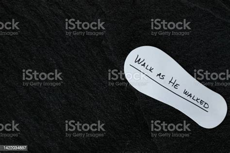 필기 텍스트가있는 종이 발자취 복사 공간이있는 어두운 배경에서 그가 걸었던 것처럼 걷다 걷기에 대한 스톡 사진 및 기타 이미지 Istock