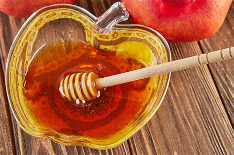 로쉬 하샤나는 유대인의 새해 휴가를 위한 개념입니다 꿀과 파란색 배경에 막대기가 있는 사과 모양의 그릇 Tishrei에 대한 스톡 사진 및 기타 이미지 Istock