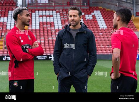 Willkommen Bei Wrexham Dior Angus Links Ryan Reynolds Mitte Saison 1 Premiere Am 24