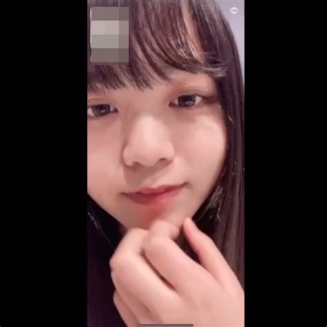 無修正ライブチャット 販売元削除済スマホ画面ガチ素人ティーン自撮り女子が通話アプリでパイパンオマンコクパァクリいじり開始合法ロリ 縦