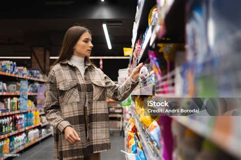 슈퍼마켓의 가정 화학 부서의 젊은 여성은 세척 분말을 선택 편의점에 대한 스톡 사진 및 기타 이미지 편의점 쇼핑 세정제 Istock