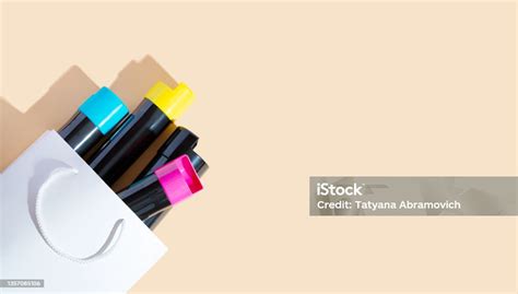 컬러 레이저 인쇄카트리지 세트는 흰색 배경의 종이 봉투에 있는 테이블에 놓여 있습니다 컴퓨터 프린터에 대한 스톡 사진 및 기타