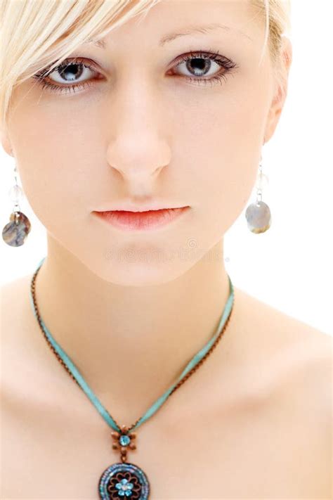 Belle Verticale De Jeune Fille Photo stock Image du humain beauté 6326326