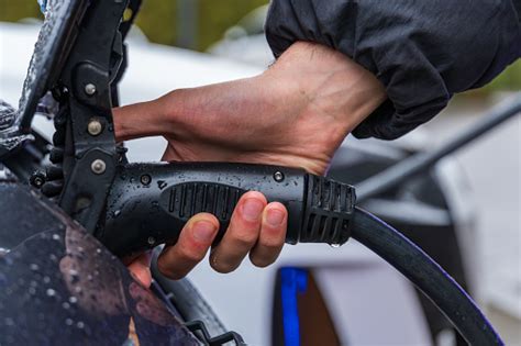 커넥터를 사용하여 전기 자동차를 충전하고 지속 가능한 운송에 기술 통합을 보여줍니다 0명에 대한 스톡 사진 및 기타 이미지 0명 건축물 계획 Istock