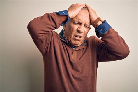 고통과 편두통 때문에 두통이 필사적으로 고통 고립 된 흰색 배경 위에 서 우아한 스웨터를 입고 선임 잘생긴 남자 머리에 손을 걱정하는에 대한 스톡 사진 및 기타 이미지