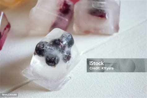 얼음에 과일과 열매 흰색 바탕에 과일이 있는 얼음 조각 여름에는 몇 년 과일 향이 난다 얼음 조각에 과일 조각입니다 0명에 대한