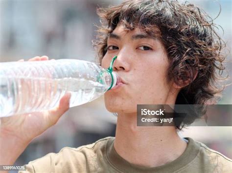 곱슬 검은 머리 마시는 물과 잘 생긴 중국 젊은이의 초상화를 닫습니다 남자에 대한 스톡 사진 및 기타 이미지 남자 남자들만 일본 민족 Istock