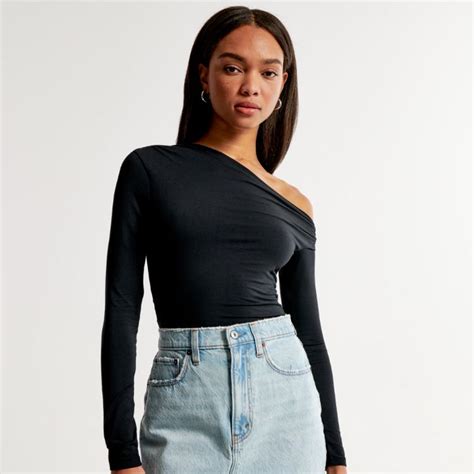 Romantic Style Clothing And Accessories For February And Beyond