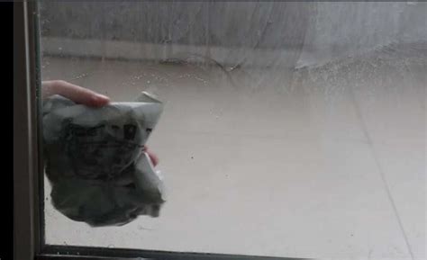 过年擦玻璃有妙招，先喷一喷它，擦玻璃不仅干净还不留水渍！生活生活小技巧好看视频