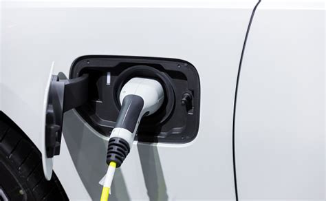 전기 자동차 충전 소 주차장의 하이브리드 자동차 전기 충전기 스테이션 주차 및 충전소에서 전기 자동차 충전 전기 소켓 교통 Ev 0명에 대한 스톡 사진 및 기타 이미지