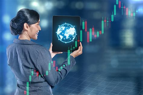 여성 사업가들은 홀로그램 경제 차트와 함께 태블릿 화면에 글로벌 세계지도 연결을 보여주고 가상 화면에 세계 경제 동향을 보여줍니다 사업 성장 투자 또는 이익 증가의 개념