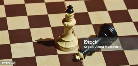 체스 판 보드 지적 게임 완성 된 배치 체스 말 디자인의 배경입니다 0명에 대한 스톡 사진 및 기타 이미지 0명 개념