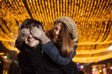 Junges Paar In Der Liebe Im Freien Kostenlose Foto
