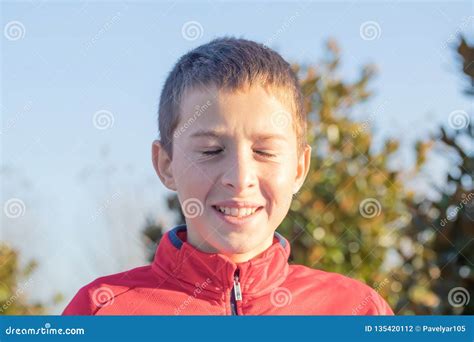 Portret Van Een Leuke Glimlachende Blije Jongen Met Gesloten Ogen Stock