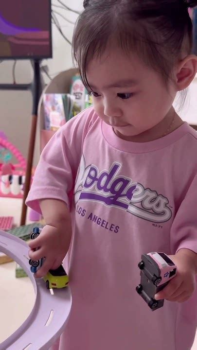 남동생 보는 행동 자동차를 좋아하던 아이는🤭 Youtube