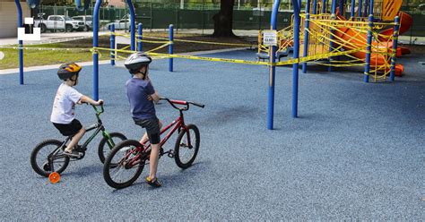 낮 동안 자전거를 타는 파란색과 분홍색 자전거 헬멧을 쓴 소녀 사진 Unsplash의 무료 코로나 바이러스 이미지