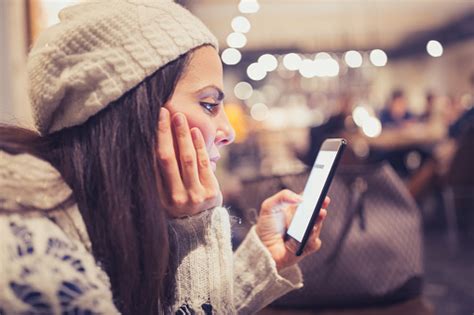 단일 카페에서 스마트 휴대 전화를 사용 하 여 아름 다운 젊은 여자 커피 휴식을 즐길 수 30 34세에 대한 스톡 사진 및 기타 이미지 30 34세 Brand Name