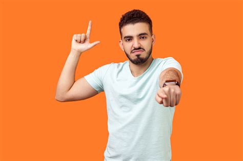 당신은 패자입니다 패자 제스처를 보여주는 보스 화가 갈색 머리 남자의 초상화와 카메라를 가리키는 주황색 배경에 격리 T 셔츠에 대한 스톡 사진 및 기타 이미지 Istock