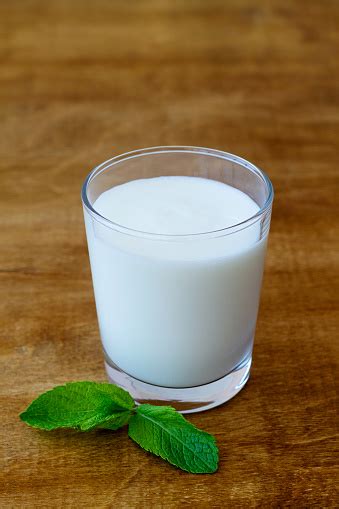 나무 배경에 유리에 녹색 민트와 Lassi 음료 의 유리 프로바이오틱 콜드 발효 유제품 음료 건강하고 발효 된 제품 개념 공간을