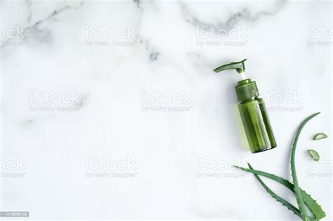 알로에 베라 보습 젤 병과 슬라이스 식물은 대리석 배경에 줄기 손 스킨 케어 및 뷰티 트리트먼트 컨셉을 위한 천연 유기농 화장품 플랫 레이 상단 보기 0명에 대한 스톡 사진