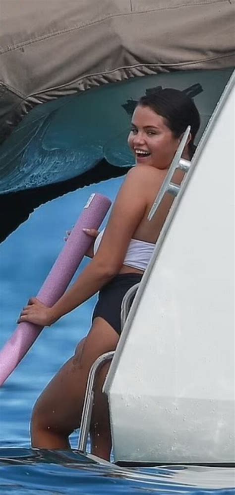 Selena Gomez Poses Confidently In Front Of The Paparazzi And With Extra