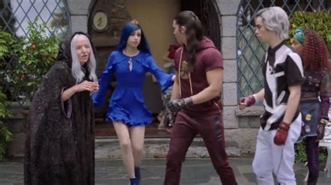 Mal Evie Jay Et Carlos Descendants Characters Disney Descendants Disney Descendants 3
