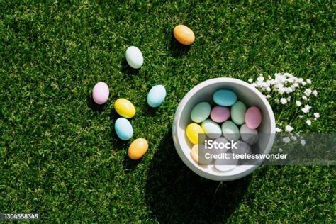 초콜릿 부활절 달걀은 그릇에 파스텔 색칠과 녹색 잔디 배경에 유약 행복한 부활절 개념 공간을 복사합니다 위쪽 보기 0명에 대한 스톡 사진 및 기타 이미지 Istock