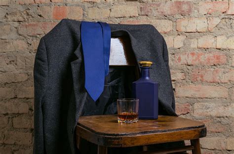 리레이징의 개념 알코올 음료와 바 분위기 복고풍 의자에 음료 파란색 음료 병 및 남성 천 한 잔 넥타이에 대한 스톡 사진 및 기타 이미지 Istock