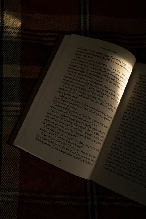 고독 고요한 공부하다 교육 그림자 깊이 단어 독서하는 드라마 따뜻함 목조 테이블 묵상 문학 반사 밝은 대비 부드러운 조명 사색 중인 소설