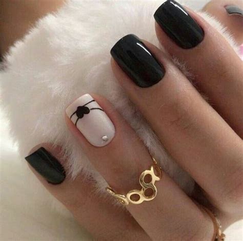 Семпъл маникюр с нежни декорации Универсален акцент на всякакви нокти За Жената