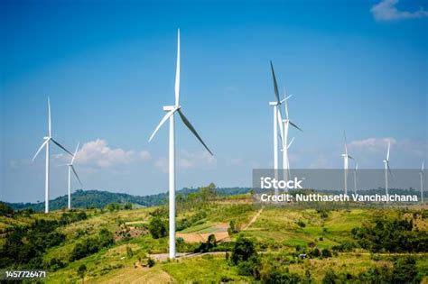 아름다운 화창한 여름 가을 산악 지형에 풍력 터빈 산을 통과하는 곡선 도로 녹색 생태 전력 에너지 생성 풍력 발전 단지 에코 필드 0명에 대한 스톡 사진 및 기타 이미지