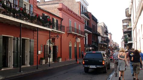 뉴 올 리 언 즈 프랑스어 분기에 오래 된 건물 외관과 아메리카 합중국에서에서 사람들이 장면 뉴올리언스에 대한 스톡 사진 및