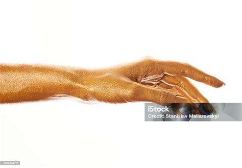 금색 페인트로 손 황금 손가락 하얀 배경에 고립된 여성의 손 상징과 몸짓을 보여주는 백인 여성의 편안한 손 가리키기에 대한 스톡 사진 및 기타 이미지 Istock