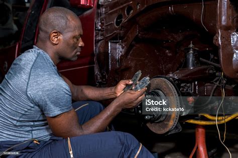 통풍이 잘되는 자동차 브레이크 디스크의 정비사 점검 및 교체 브레이크 시스템 수리 정비사 점검 및 수리 차고에서 자동차 브레이크 수리 45 49세에 대한 스톡 사진 및 기타