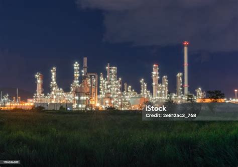 석유 및 가스 정유 공장의 풍경 석유 화학 또는 화학 증류 공정 건물 황혼 일몰에서 전력 및 에너지 산업의 공장 엔지니어링 석유 가솔린에 대한 스톡 사진 및 기타 이미지