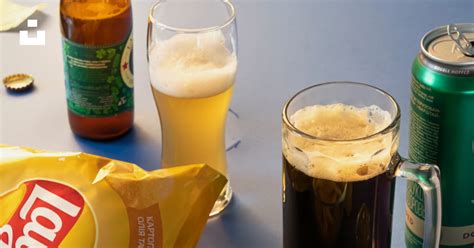 파란색 세라믹 접시에 갈색 빵 옆에 있는 투명한 음료수 유리 사진 Unsplash의 무료 맥주 이미지