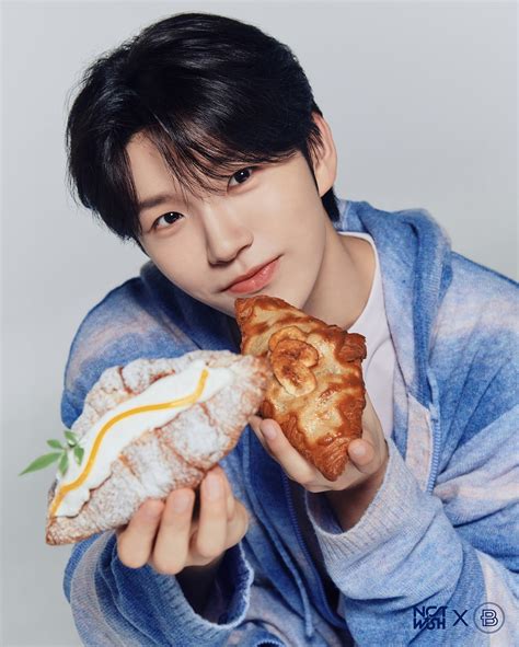 파리바게뜨 아~ 해보세요💓 재희와 크라상 한입 어때요🥐 🍌꾸덕한 솔티드캬라멜이 들어간 크라상에 바나나머랭and바나나칩 토핑의 바나나캬라멜크라상 🍋레몬 커스터드와 부드러운