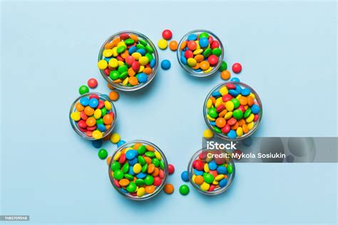 그릇과 항아리에 다른 색깔의 둥근 사탕 복사 공간이있는 다양한 과자 및 사탕의 평면도 0명에 대한 스톡 사진 및 기타 이미지