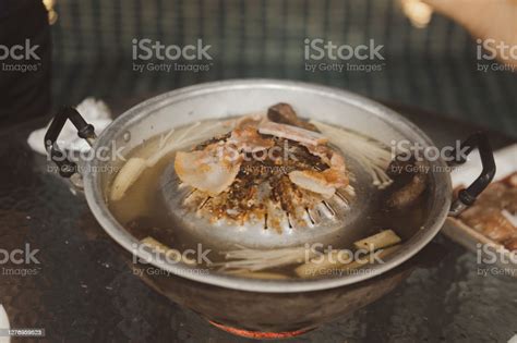 돼지 고기 또는 고기와 야채 굽는 팬에 난로에 이름은 무 Kata라고 휴일에 태국 사람들 사이에서 인기있는 음식 건강에 좋지 않은 음식에 대한 스톡 사진 및 기타 이미지