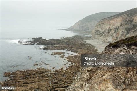 여름 대서양 바위 해안 절벽 해안 및 바다 서핑 파도에 큰 스토 니 낙석을 볼 크로 종 프랑스 보기 5 월 2018 기념 해군 항공 염소의 케이프 근처 0명에 대한 스톡
