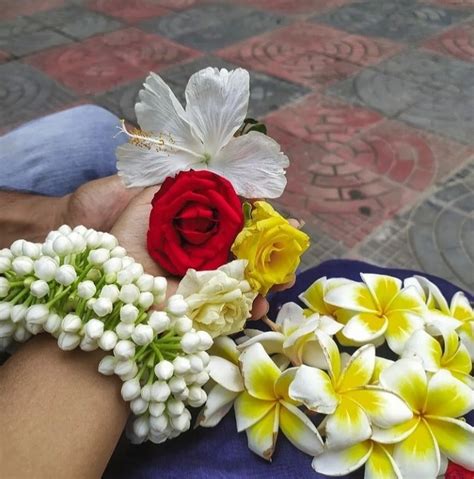 অনুভূতি হৃদয়ে প্রেমের দিন জীবনানন্দ দাশ হৃদয়ে প্রেমের দিন কখন যে শেষ হয় — চিতা শুধু পড়ে