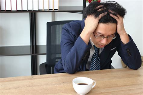 사무실의 직장에서 우울증을 느끼는 얼굴에 손을 가진 젊은 아시아 비즈니스 남자 피로를 강조 했다 걱정하는에 대한 스톡 사진 및 기타 이미지 Istock