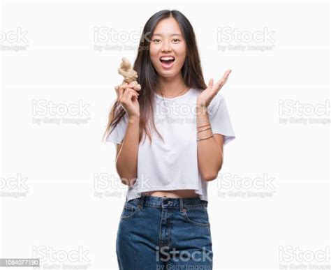 젊은 아시아 여 자가 신선한 유기 이상 들고 절연 배경 매우 행복 하 고 흥분 상자 식 큰 웃음 소리는 승리를 축 하 하 고 손을 건강한 생활방식에 대한 스톡 사진 및 기타