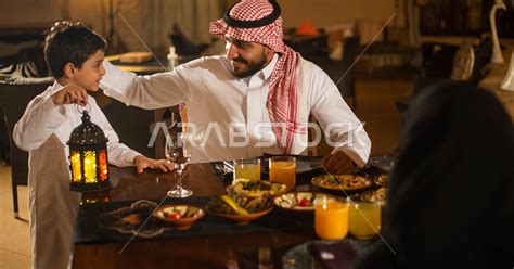 عائلة عربية خليجية سعودية على مائدة الافطار بشهر رمضان، سفرة مليئة
