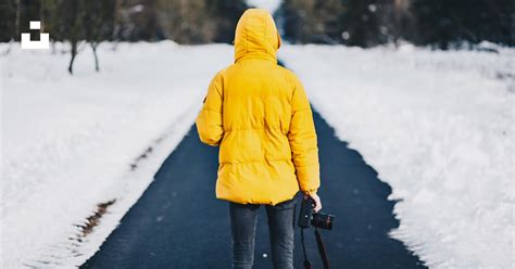 노란 재킷을 입은 사람 눈 바닥 사이에 서 있는 사람 사진 Unsplash의 무료 스 카버러 이미지