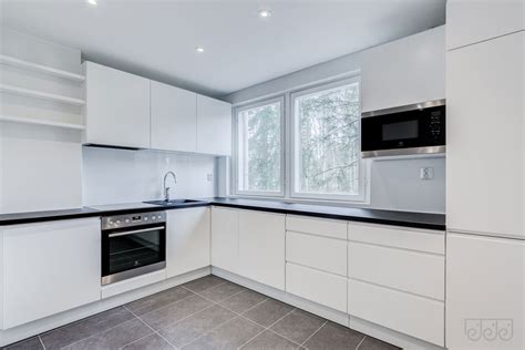 Белая матовая кухня с черной столешницей K 0094 купить в Краснодаре по низким ценам