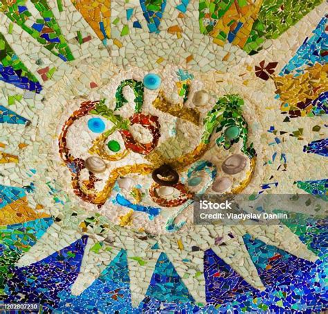 태양 광선 바르셀로나 스페인에서 모자이크 타일 공원 겔 구엘 공원에 대한 스톡 사진 및 기타 이미지 구엘 공원 도롱뇽 0명 Istock