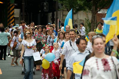 У Токіо більше півтори сотні людей вийшли на марш вишиванок ⋆ VIDIA.ua