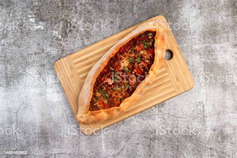 Pide 는 어두운 회색 배경에 직사각형 절단 나무 보드에 쇠고기 치즈 토마토 및 채소를 갈아서 넣습니다 상단보기 평평한 누워 0명에 대한 스톡 사진 및 기타 이미지